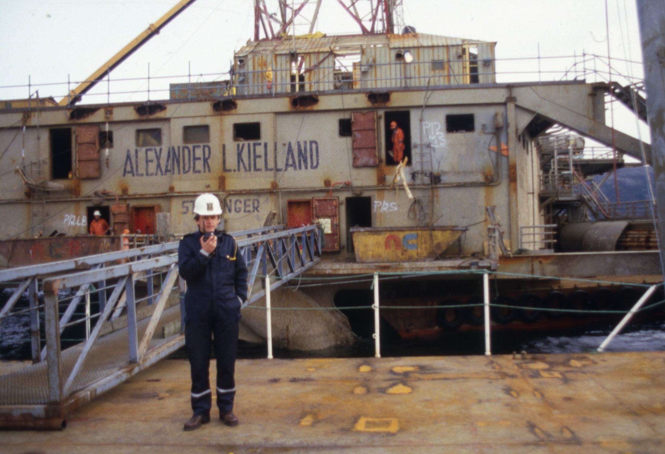 Bilder fra slep og senking - Alexander L. Kielland